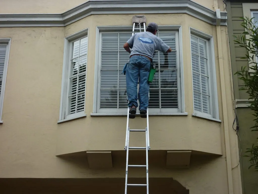 Benefits of Hiring a Professional Window Washer | Diamond Certified